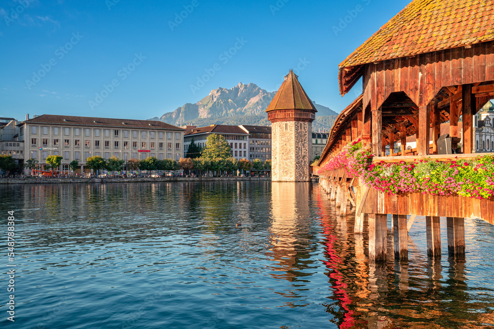 Berühmte Kapellbrücke in Luzern mit dem Wasserturm und dem Berg Pilatus ...