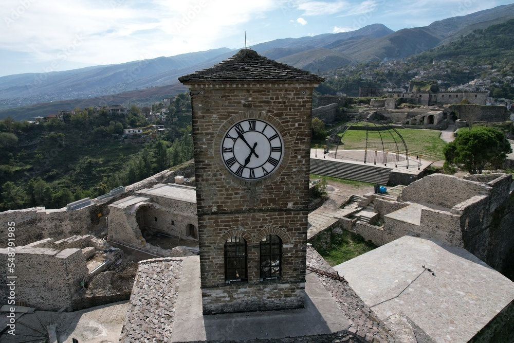 Foto de Gjirokaster castle-Clock tower, ottoman architecture in Albania ...