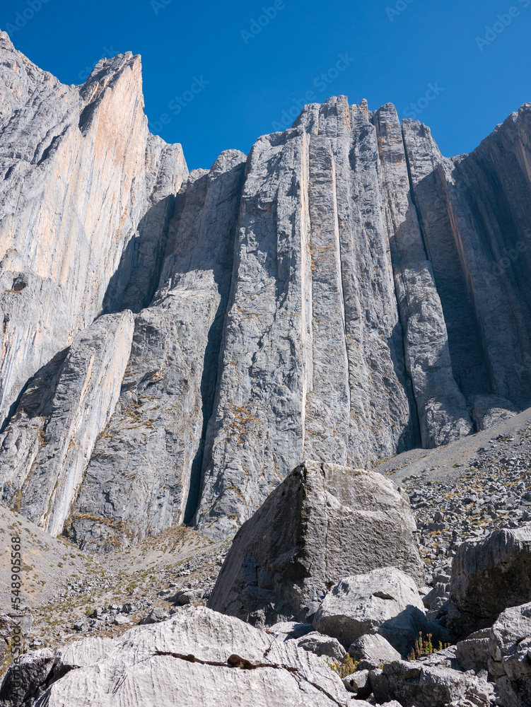 Una roca o piedra, de bajo de una gran montaña de rocas, en Perú ...