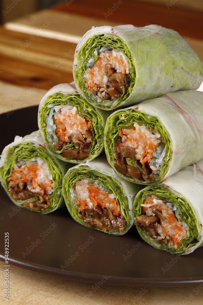 Lumpiang sariwa (fresh spring rolls) from the Philippines, with carrots ...