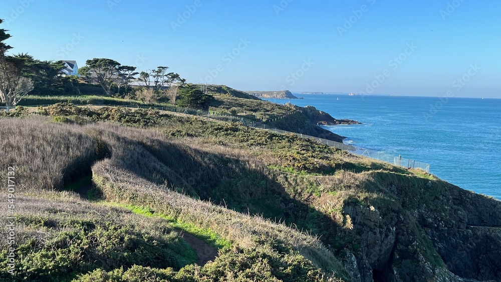 Sentier de randonnée avec vue mer, sur la côte d'Emeraude, entre ...