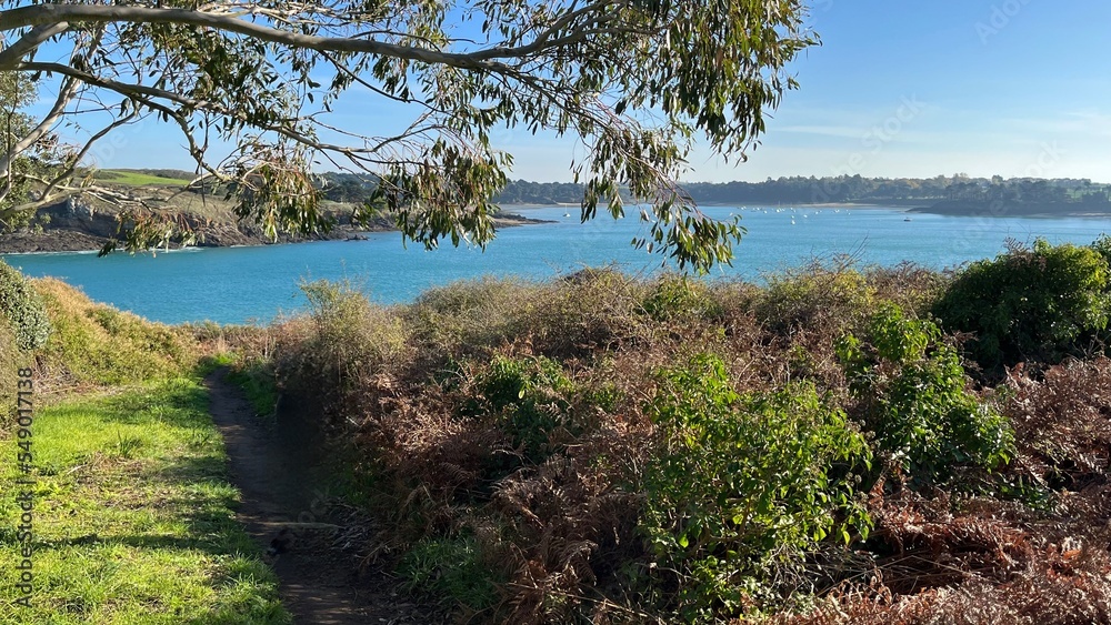 Sentier de randonnée avec vue mer, sur la côte d'Emeraude entre Cancale ...
