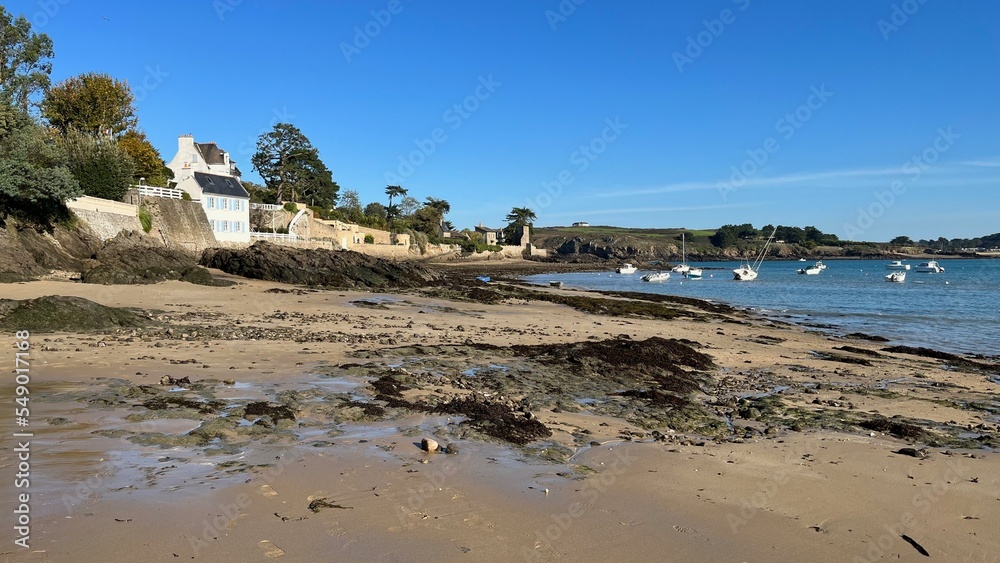 Vue sur la plage du havre à Rothéneuf, sur la côte d'Emeraude, entre ...