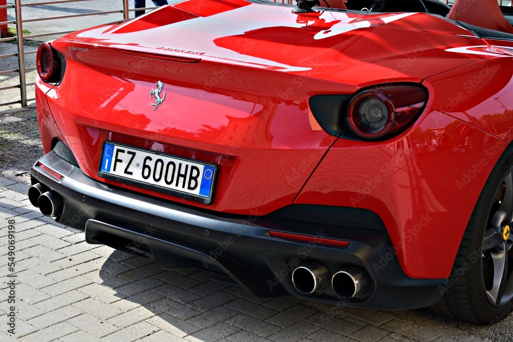 red Ferrari luxury car display parked in Maranello, Modena, Italy foto ...