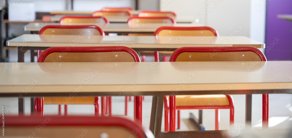 tables et chaises de classe dans une école Stock Photo | Adobe Stock