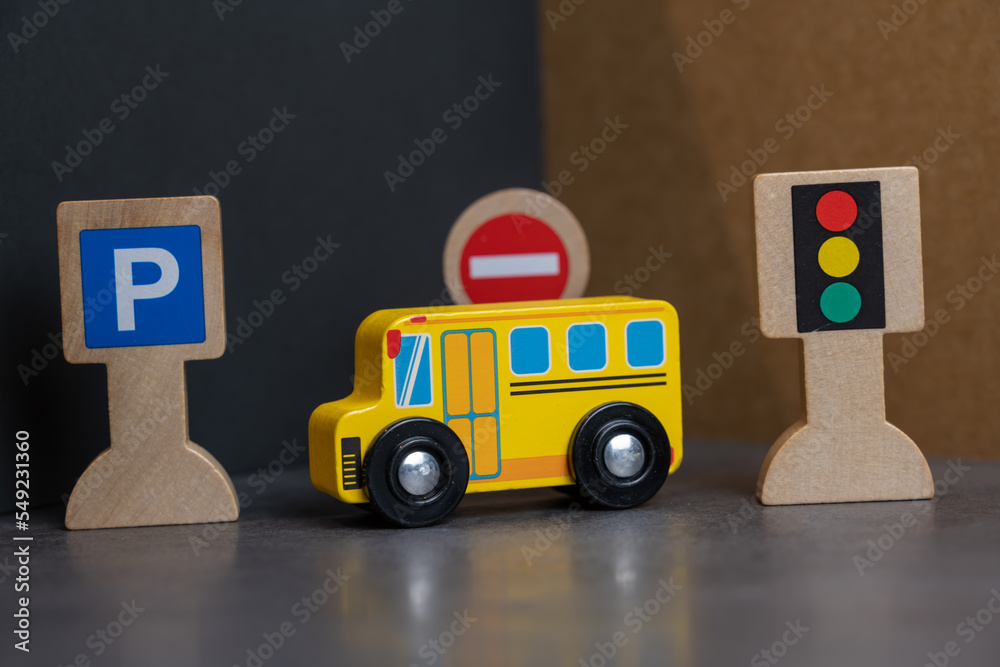 Foto de petit bus jaune de transport scolaire avec panneaux de ...