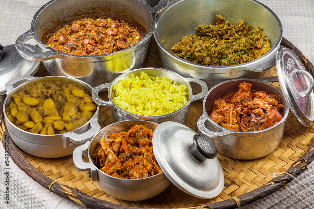 Plats typiques de la gastronomie réunionnaise dans de petites marmites ...