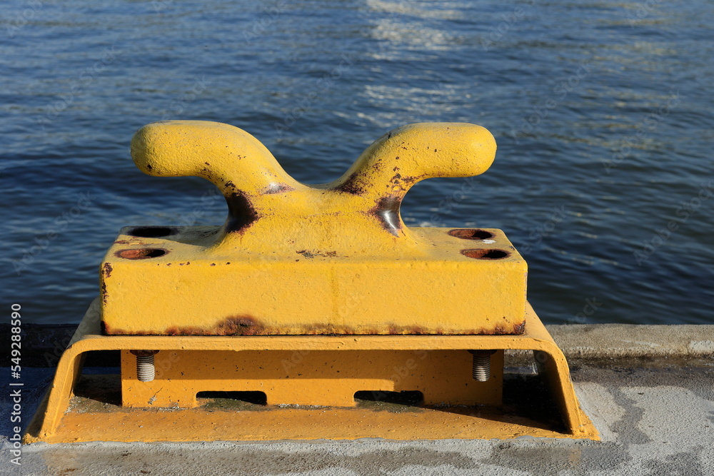 Gelber Poller zum Befestigen von Schiffen im Hafen von Hamburg Stock ...