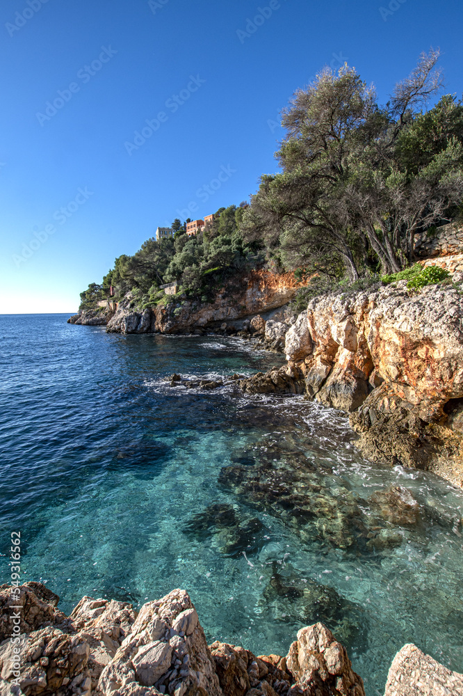 Foto de Paysage de bord de mer sur la Côte d'Azur avec un panorama sur ...
