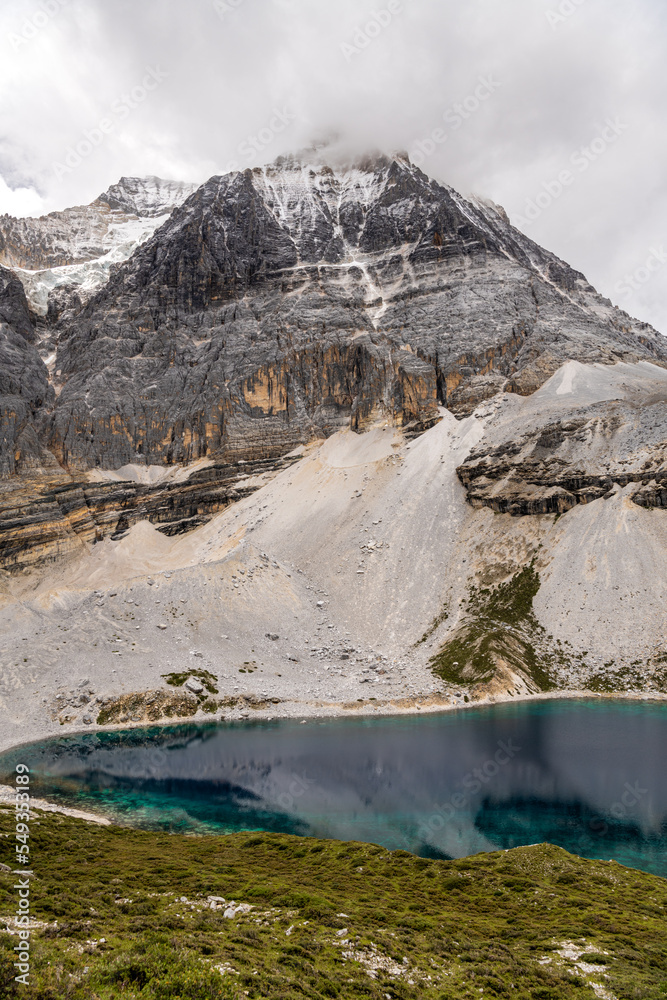 Foto de Five color lake, Daocheng Yading, Sichuan, China. In Buddhist ...