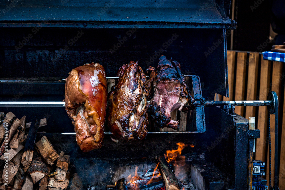 Jambons grillés à la broche au feu de bois Stock Photo | Adobe Stock