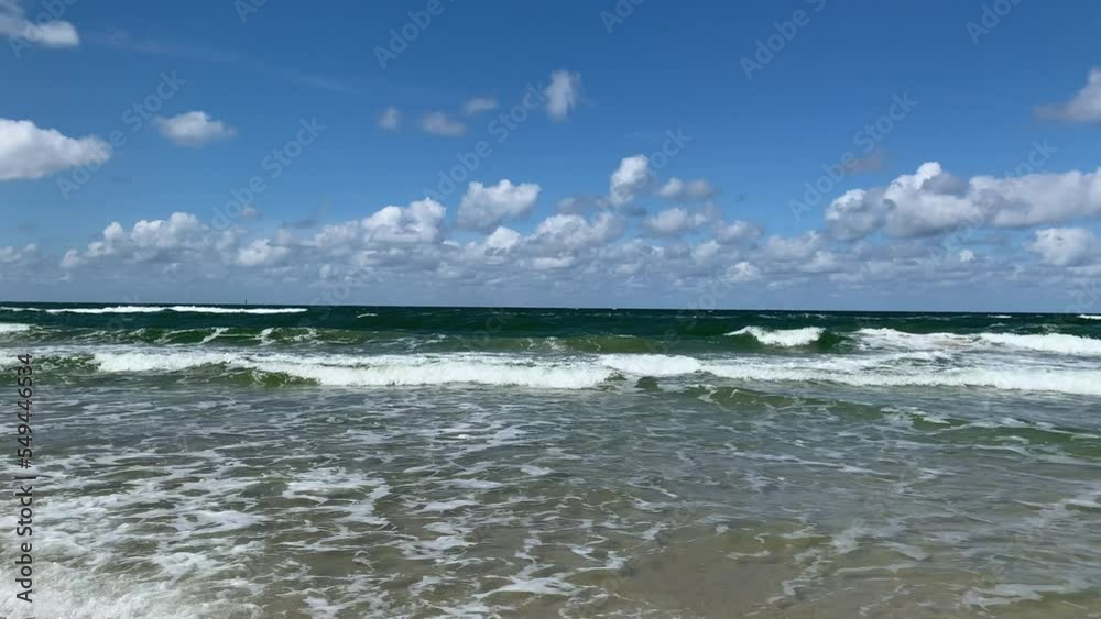 Vidéo Stock Heavy Baltic sea waves at empty Preila beach. It is a very ...