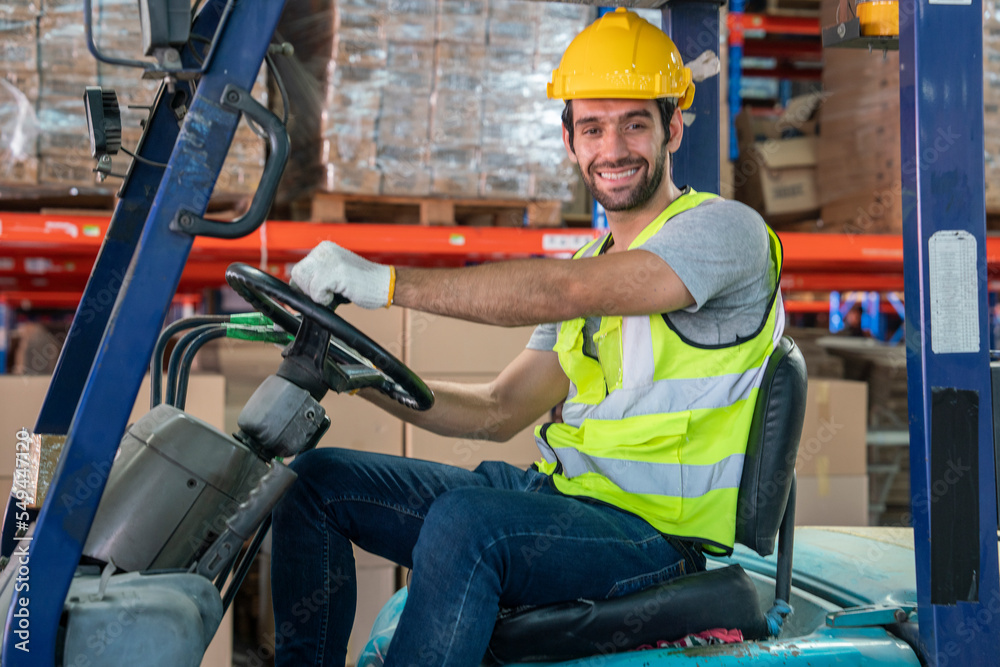Foto de Professional male worker in helmet wearing chef's uniformworker ...
