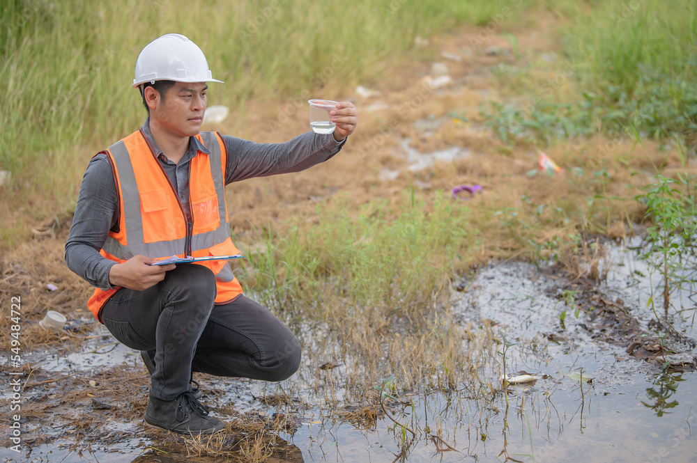 Environmental engineers inspect water quality,Bring water to the lab ...