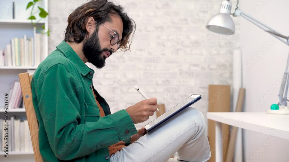 Vidéo Stock Graphic designer working with computer digital tablet ...