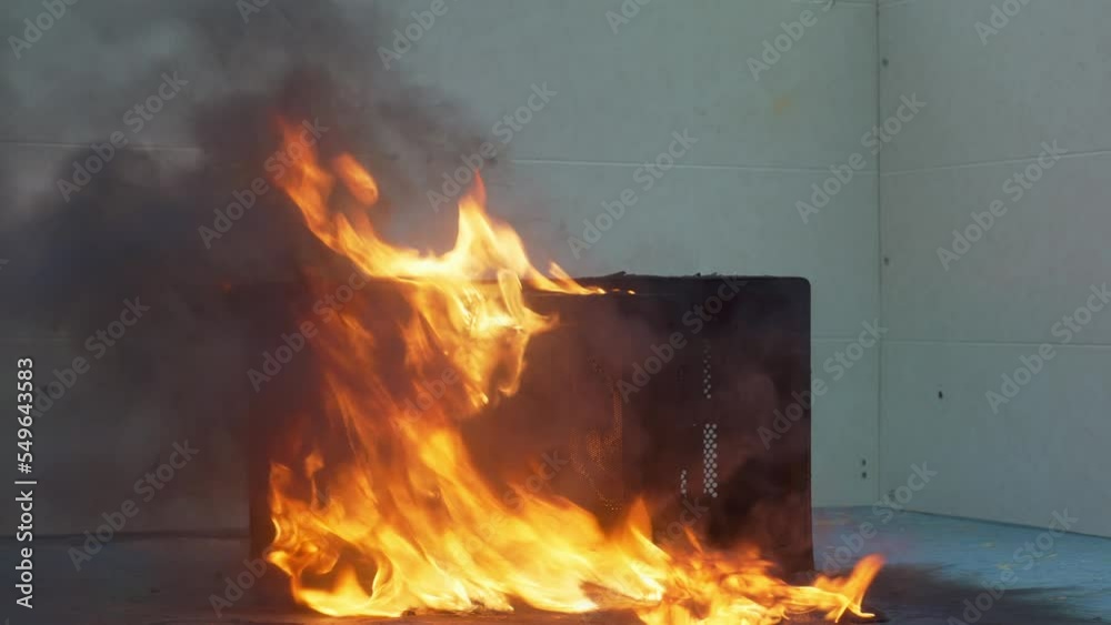 Vidéo Stock microwave oven on fire. the concept of fire in the kitchen ...