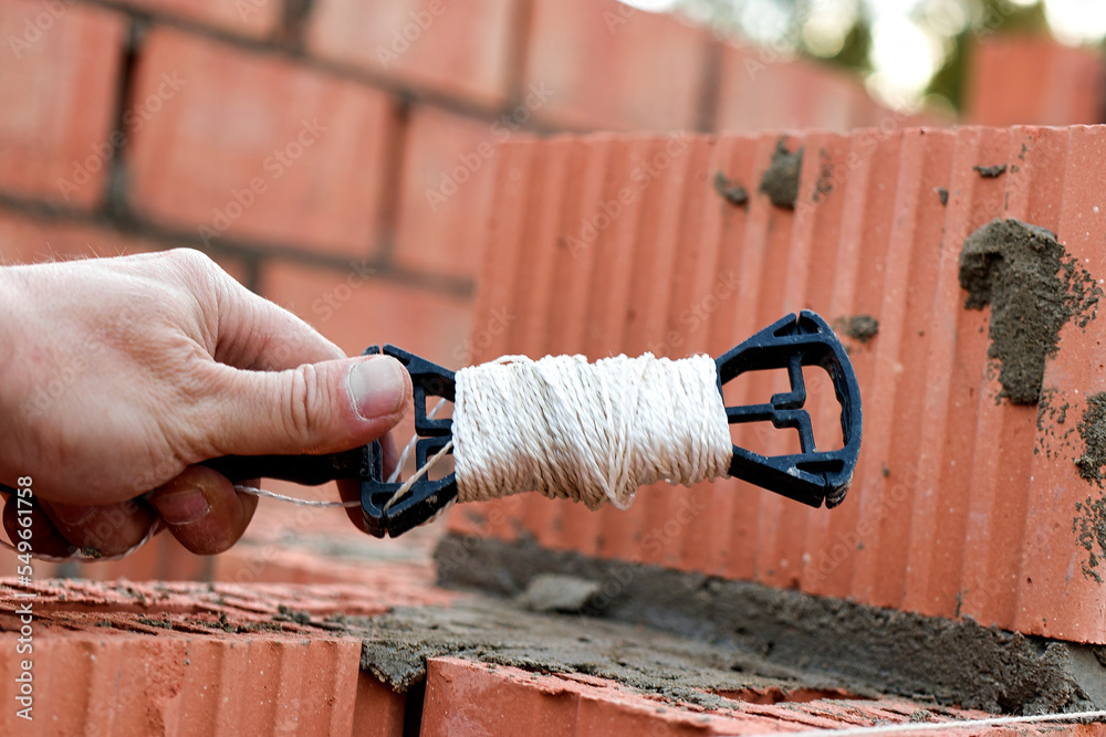 Rope plumb for even brickwork. Compliance with the correct laying of ...