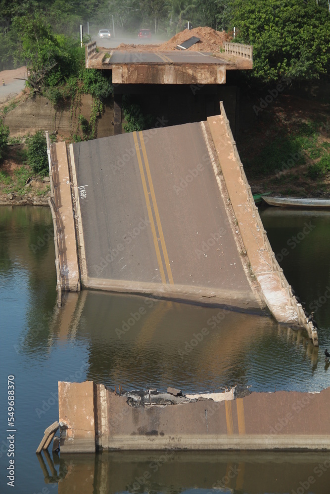 ponte caída sobre o Rio Curuçá, no Km 25 da BR-319, em Careiro, no ...