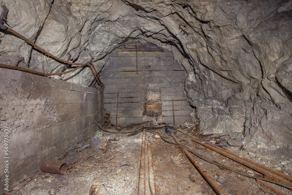 Foto de Old gold mine underground tunnel with hole door in wall ...