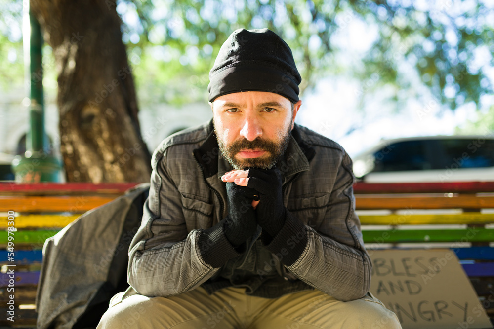Poor hispanic homeless man looking lonely on the park bench foto de ...