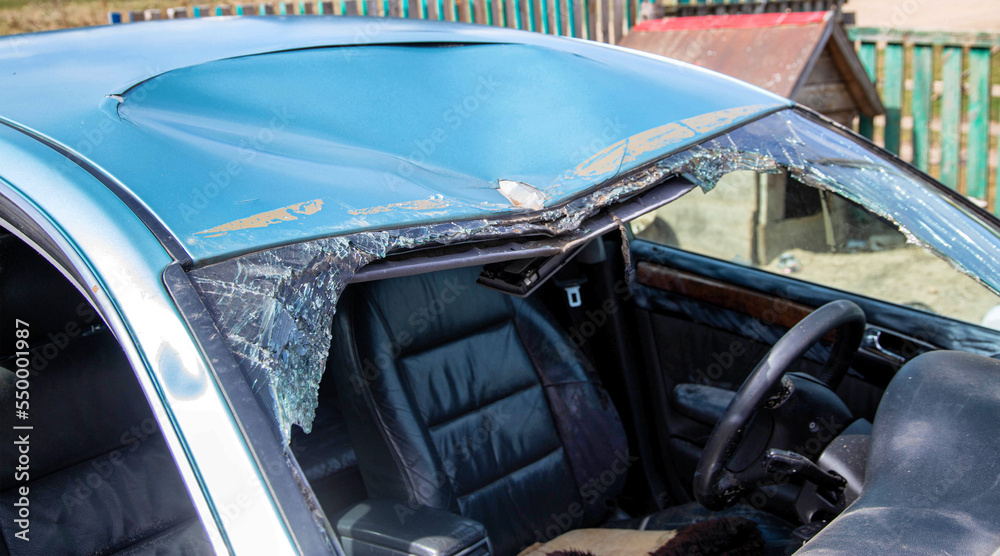 Foto de A car after a collision with pedestrians and an accident ...