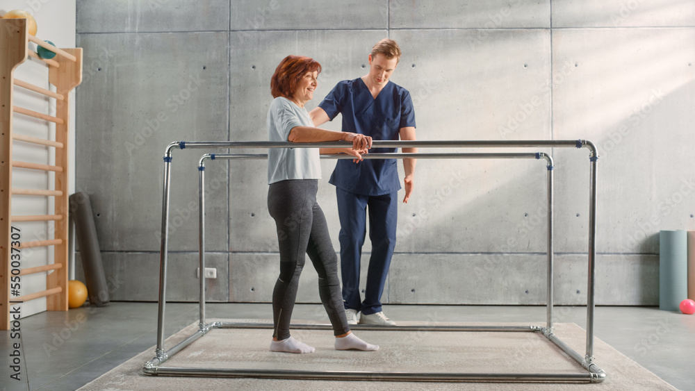 Foto de Physical Therapy Sports Center: Portrait of Strong Middle Aged ...