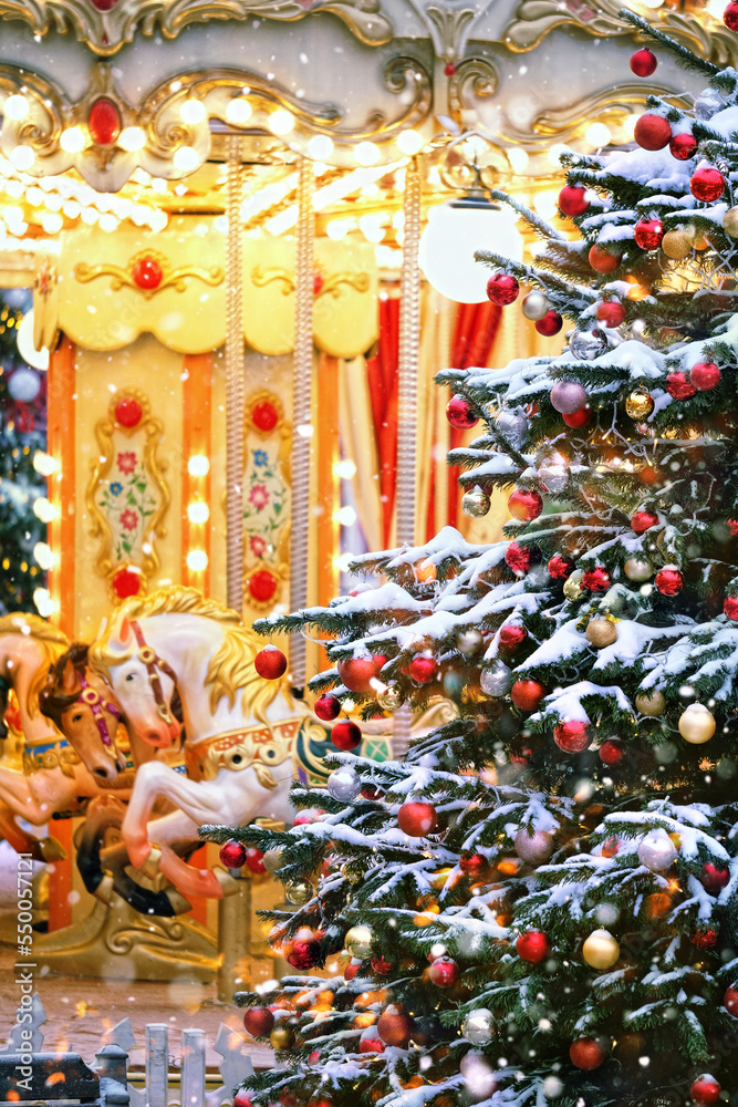 Christmas holiday background. Beautiful decorated Christmas tree and ...