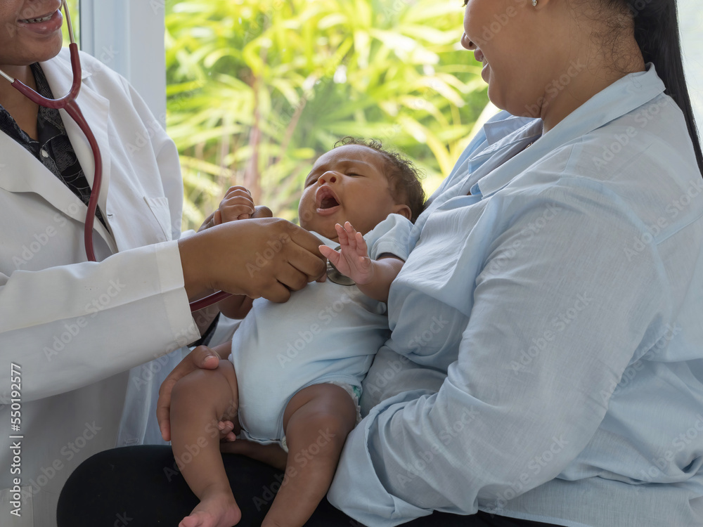 Foto de Close up, doctor checking up newborn baby boy in mother's arm ...