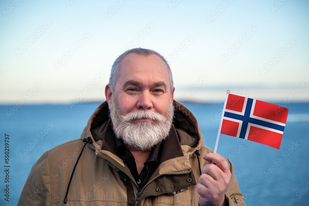 Foto de Man holding Norway flag. Portrait of older man with a national ...
