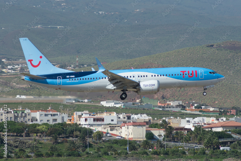 Foto de Avión de línea Boeing 737 MAX de la aerolínea TUI aterrizando ...
