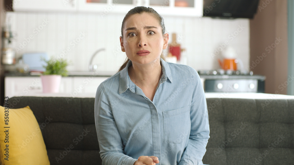 Foto de Young woman arguing and shouting angrily reacts to her lover or ...