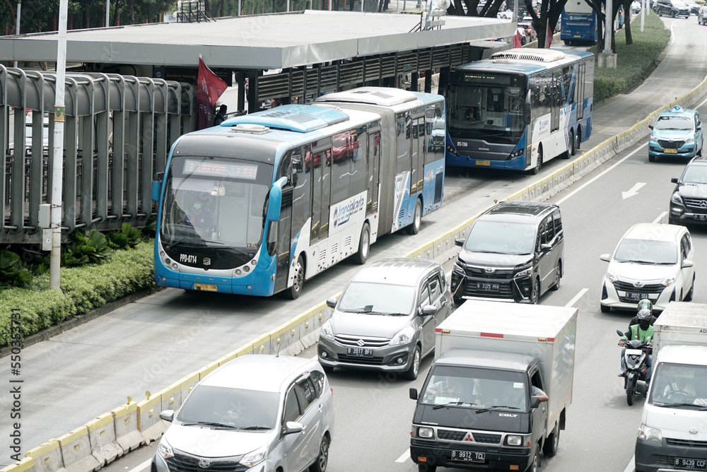 Foto de Trans Jakarta Double Decker bus in bus way line, at the rush ...