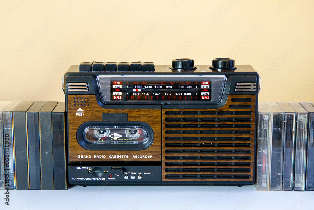 Radiomagnetofon w stylu lat 80-tych i 90-tych, obok kasety ...