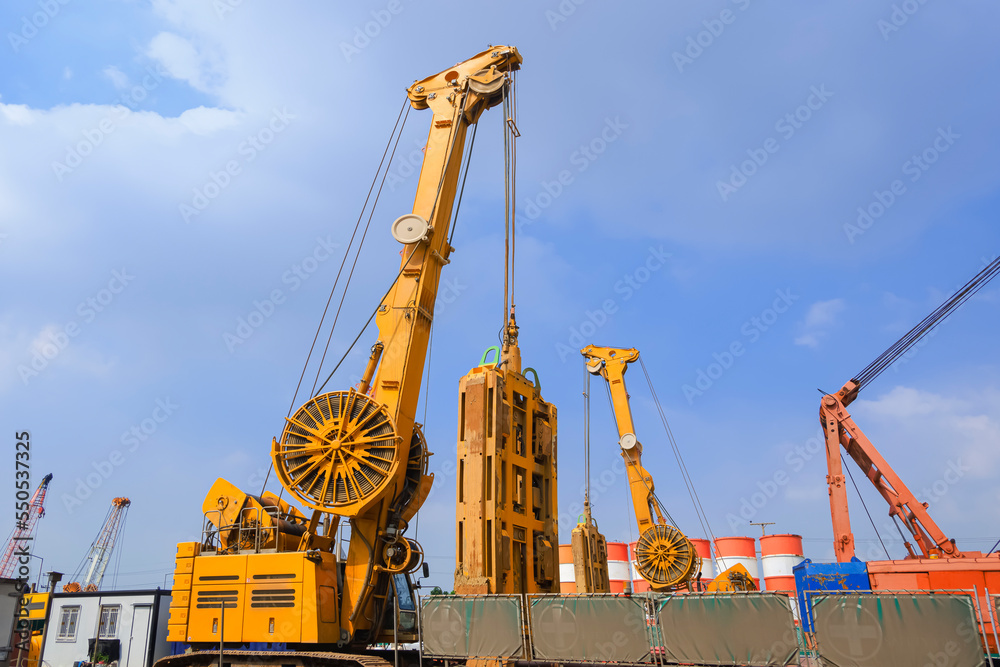 Earth drilling crawler crane with hydraulic diaphragm wall equipment ...