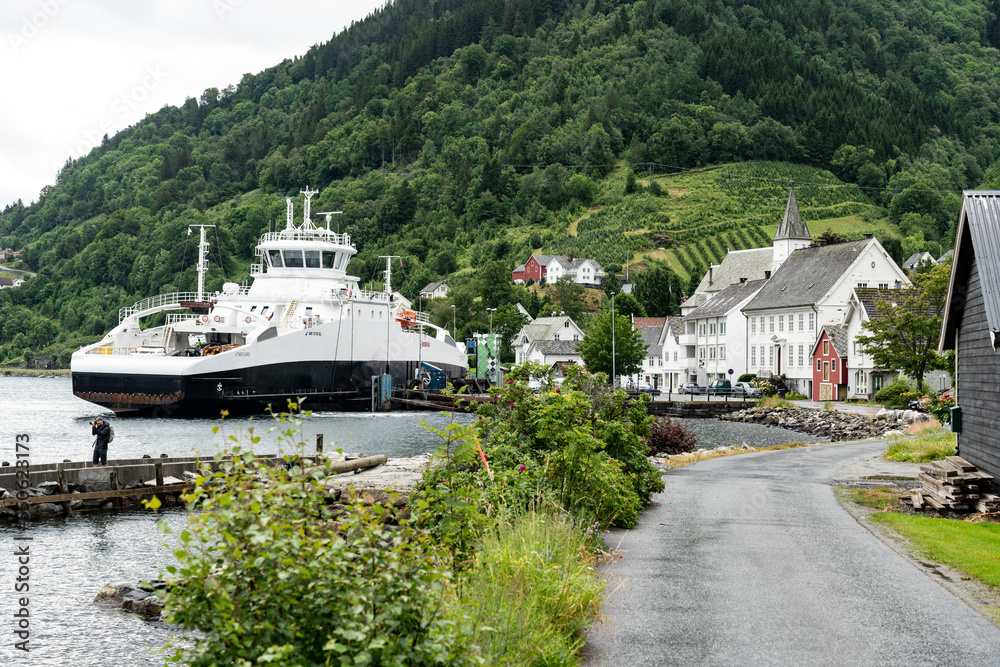 Dorf Utne am Hardangerfjord, Norwegen Stock Photo | Adobe Stock