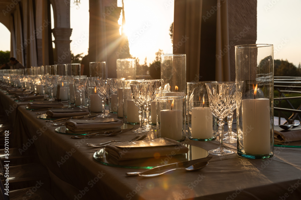 Mesa lujosa, cena romantica al atardecer Stock Photo | Adobe Stock