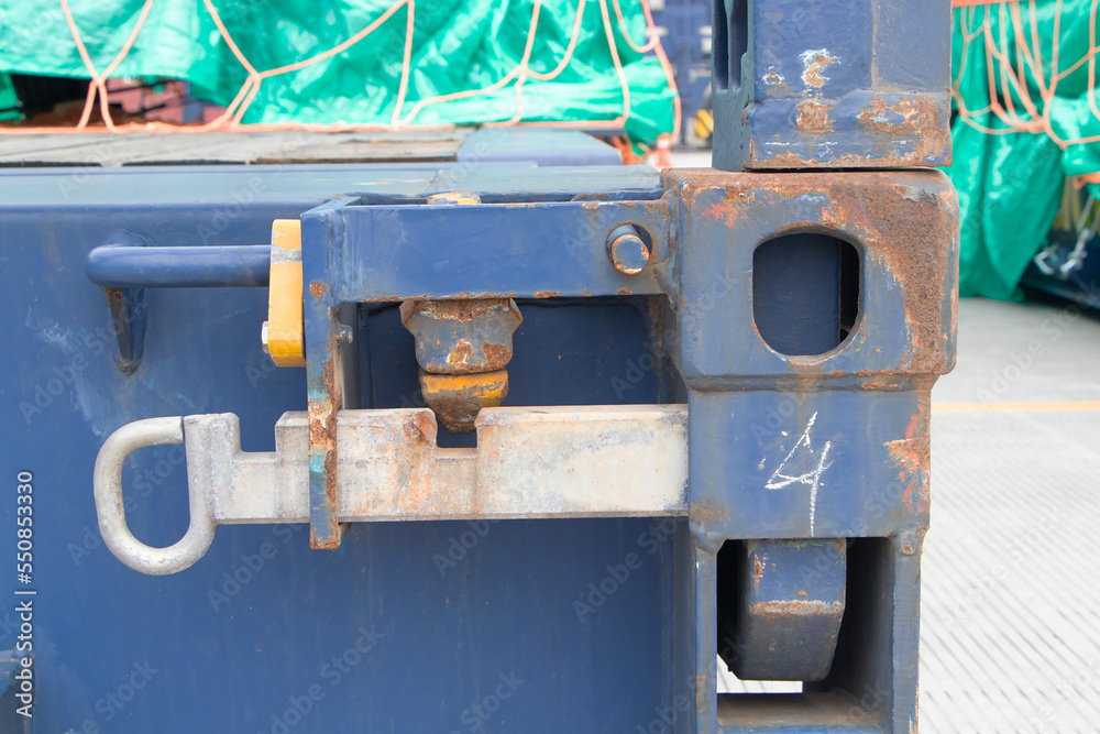 Fotka „Rusty steel plate fixing bolts or Swivel joint and connection ...