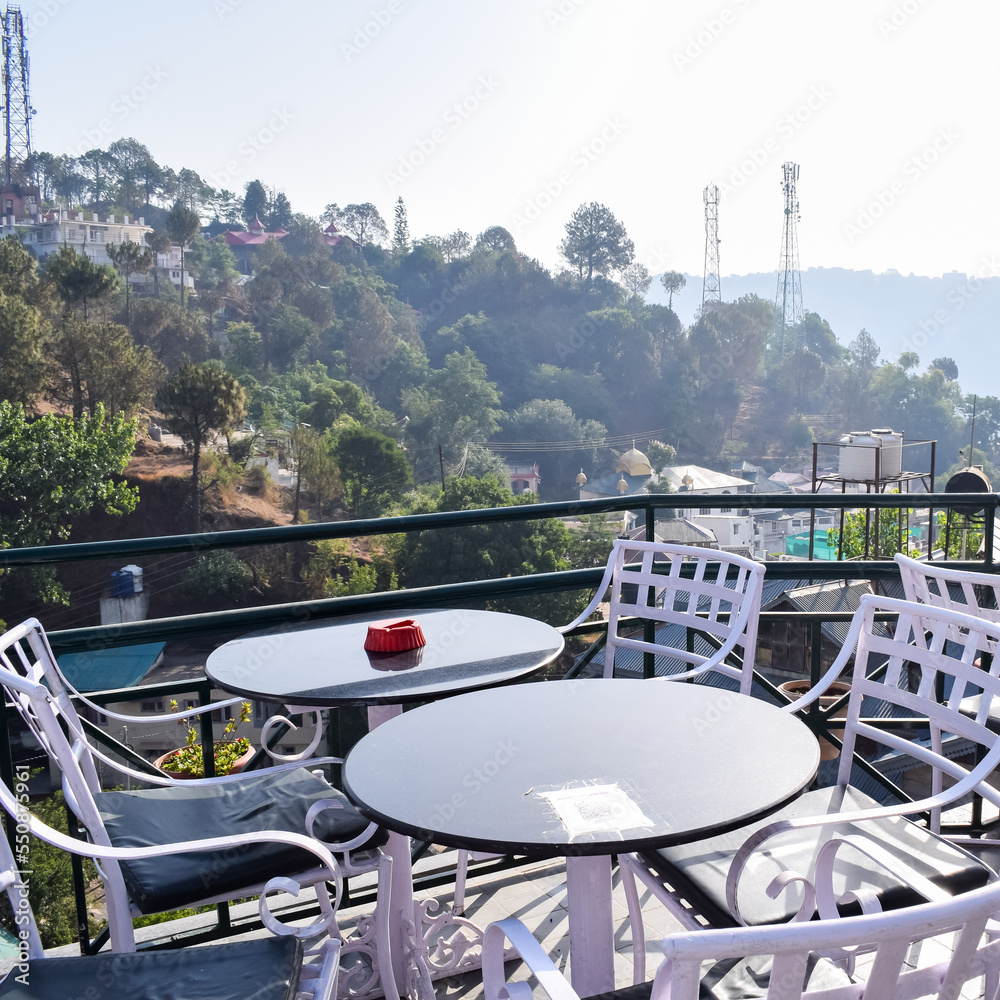 Foto de Early morning view of Modern rooftop restaurant at Kasauli ...