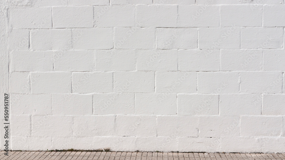 Muro de bloques de hormigón pintado de blanco foto de Stock | Adobe Stock
