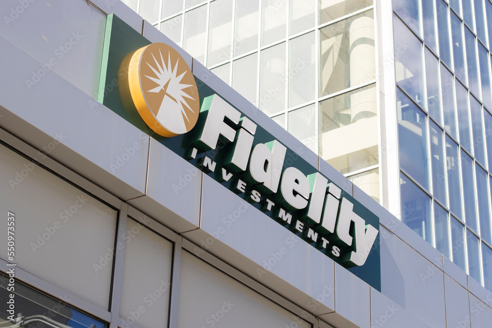 Foto de Cambridge, MA, USA - June 28, 2022: Fidelity Investments logo ...