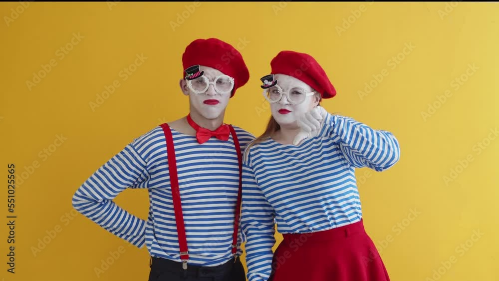 Vidéo Stock Two mimes are playing a funny performance on a yellow ...