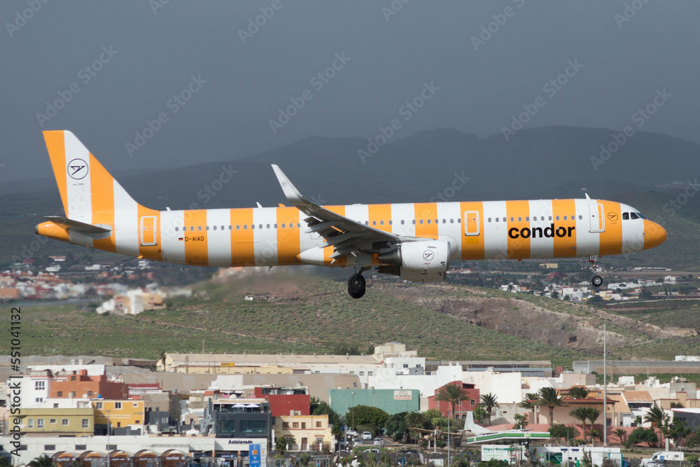 Avión de línea de colores especiales Stock Photo | Adobe Stock