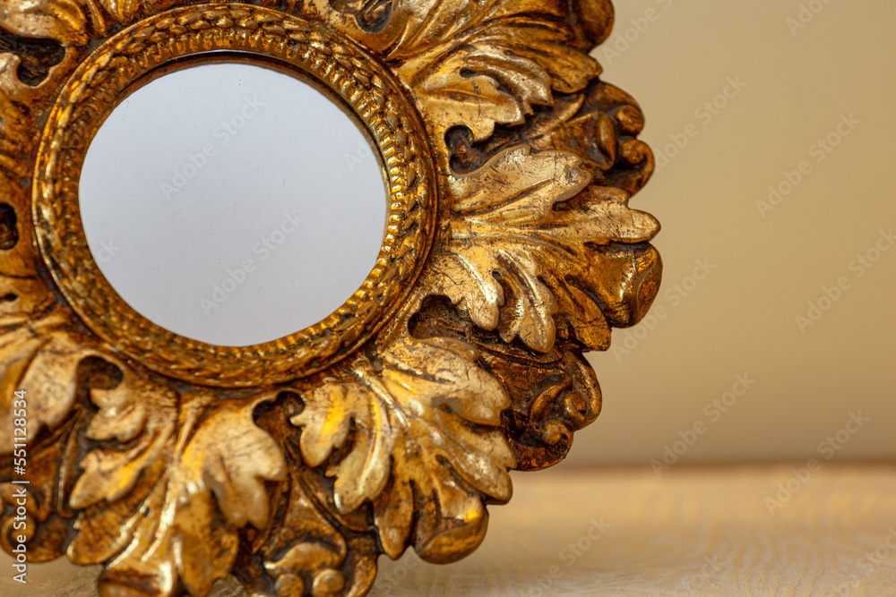 Particolare di un antico specchio con cornice dorata Stock Photo ...