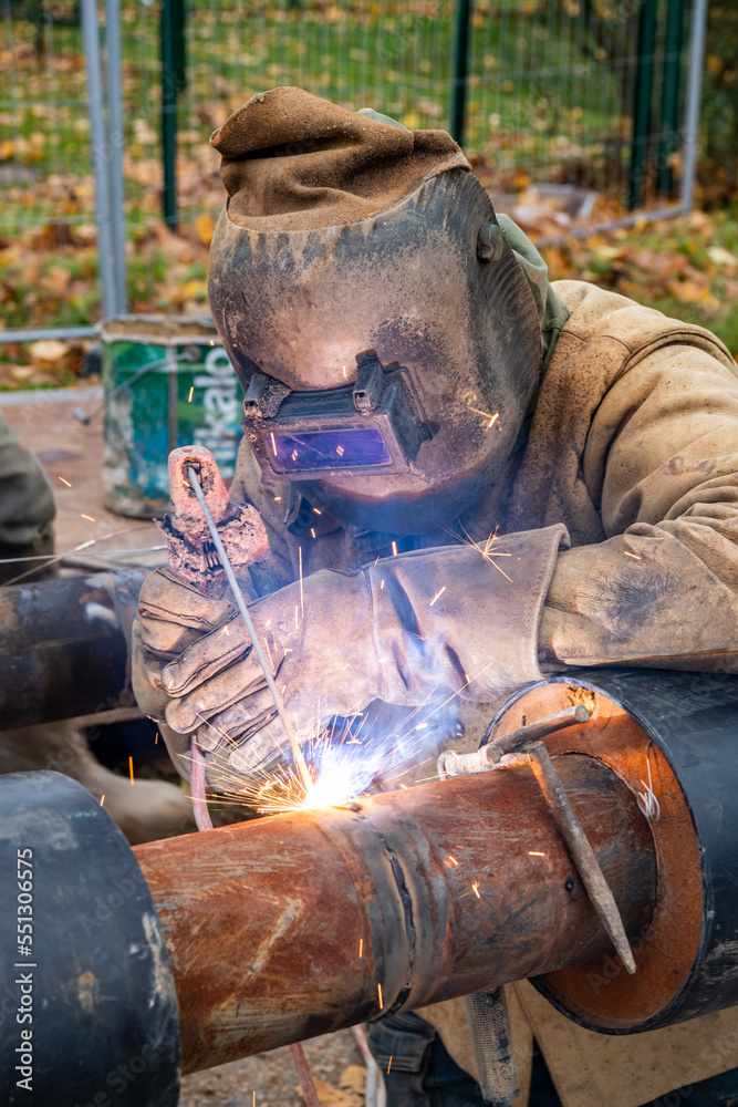 Stockfoto Soudure des tuyaux d'un réseau de chaleur par un soudeur ...