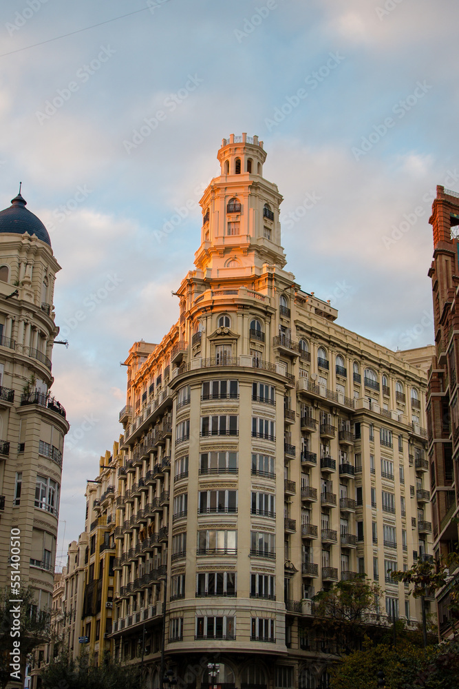 Foto de Edificio Los Sótanos, en la Plaza del Ayuntamiento de Valencia (España) do Stock | Adobe ...