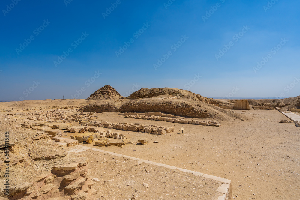 Step pyramid of Djoser funerary complex (necropolis) in Saqqara, Egypt. Travel and history. foto ...
