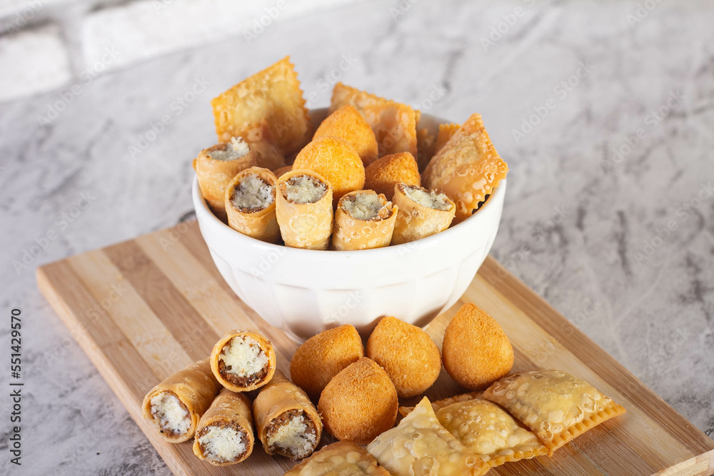 mix de mini salgados brasileiros típicos de festas de aniversário ...