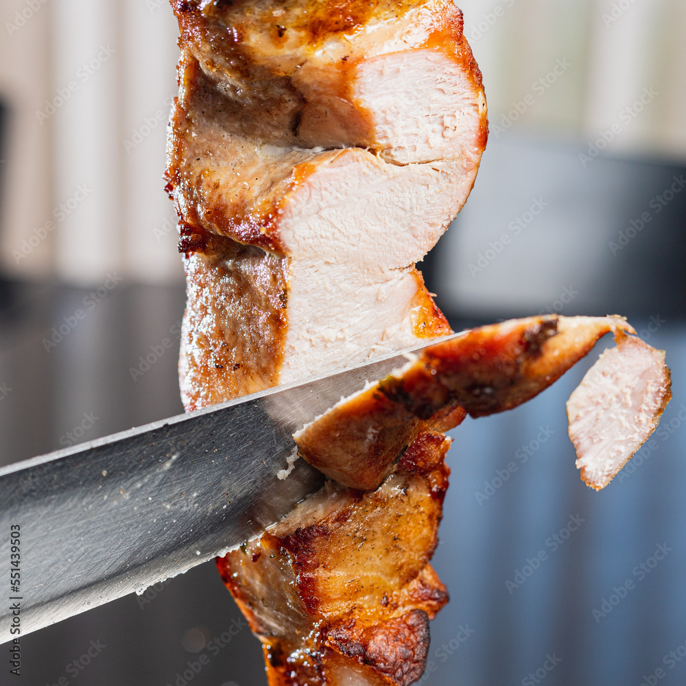 Peito de frango feito no espeto tradicional churrasco brasileiro Stock ...