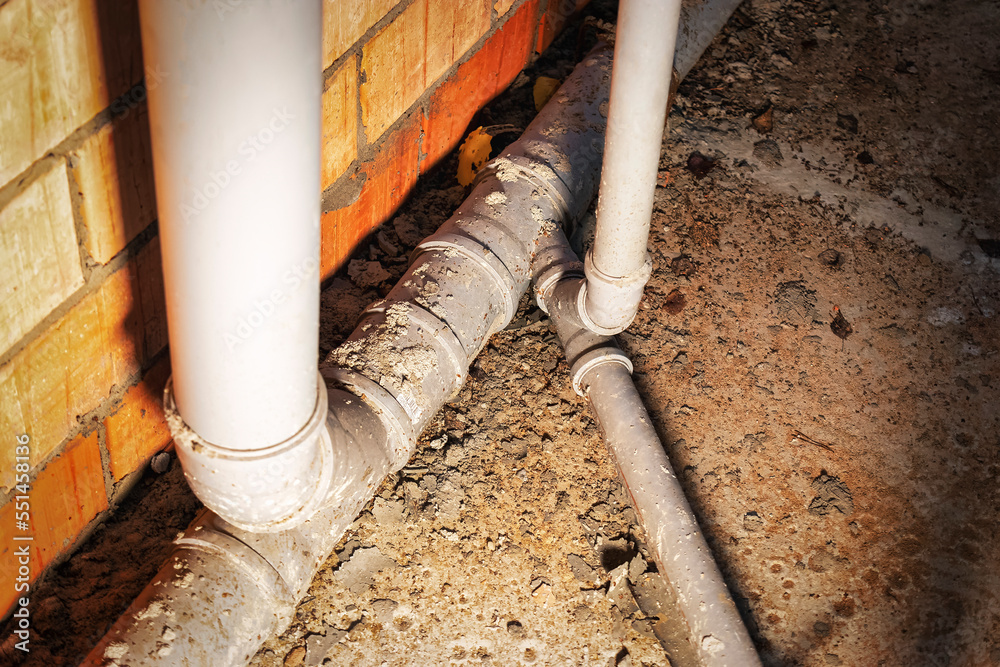 Fotka „Sewer pipes in home basement. System of gray sanitary pipes when ...