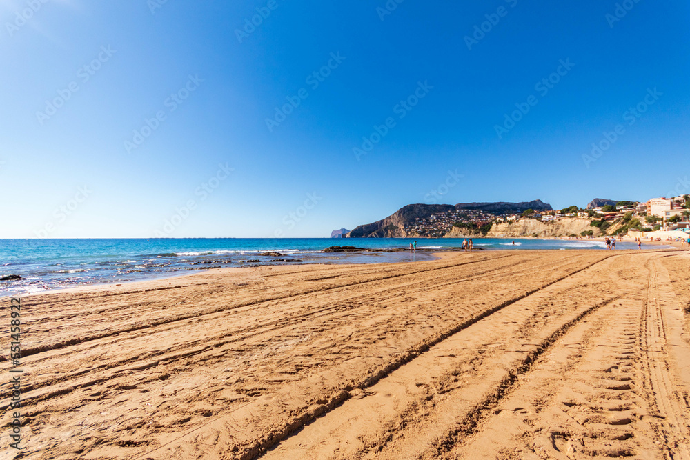 Precioso día soleado en la playa de Calpe, en la costa de Alicante con ...